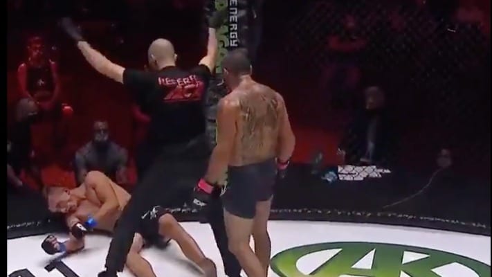 VIDEO | Fighter Gets Knocked Out Seconds After Taunting His Opponent VIDEO | Fighter Gets Knocked Out Seconds After Taunting His Opponent