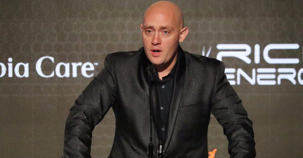 Video - Luke Rockhold Gets Into A Friendly Scrap With NBA Legend Tim ...