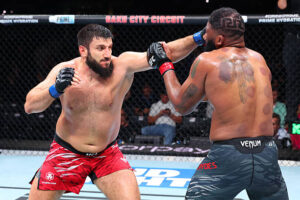 Curtis Blaydes Scores Razor-Close Split Decision Win Over Debuting ...